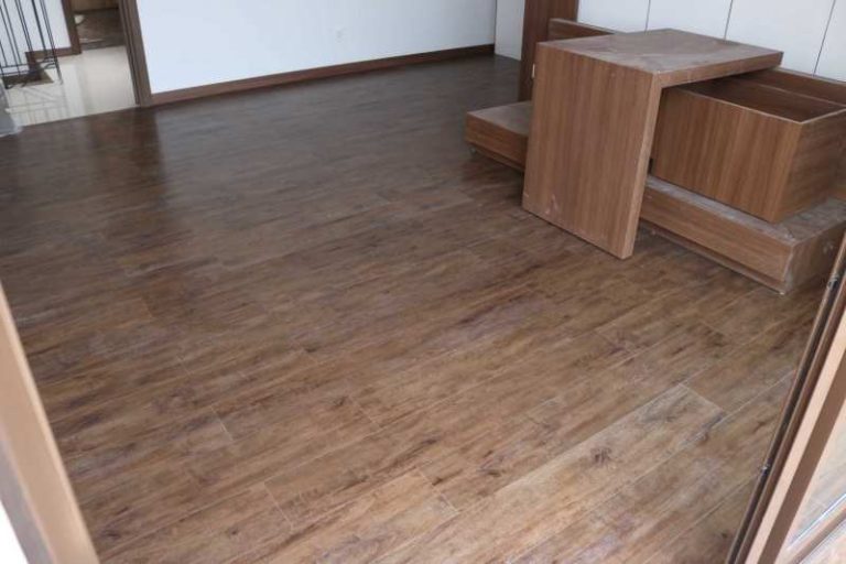 Mengenal Perbedaan Lantai Vinyl dan SPC, Simak Ulasannya